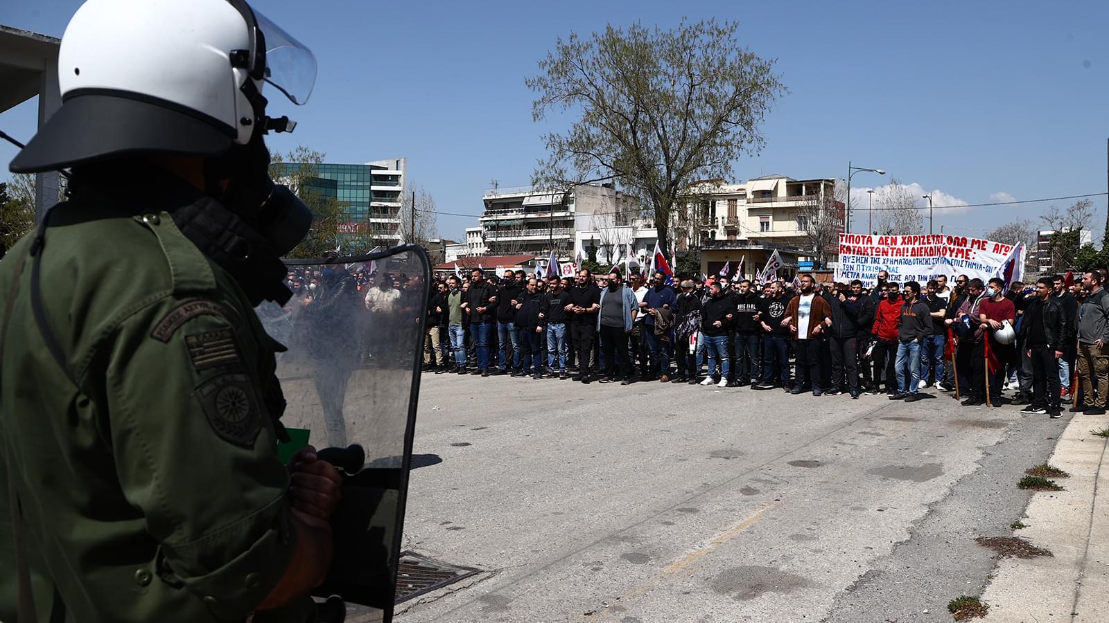 ΕΡΓΑΤΙΚΟ ΚΕΝΤΡΟ ΠΕΙΡΑΙΑ: Άγρια επίθεση των ΜΑΤ σε απεργούς με χημικά ...