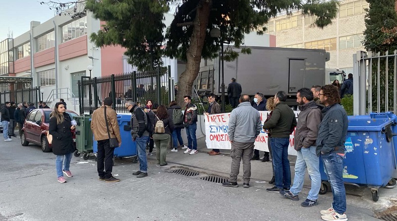 Συγκέντρωση ενάντια στην απόλυση του Προέδρου Σωματείου στην ΠΕΙΦΑΣΥΝ ...